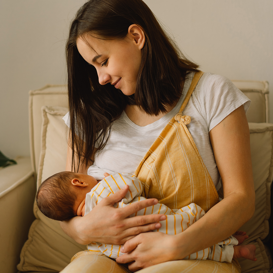 Posiciones para amamantar cómodamente al bebé. - Calmatol